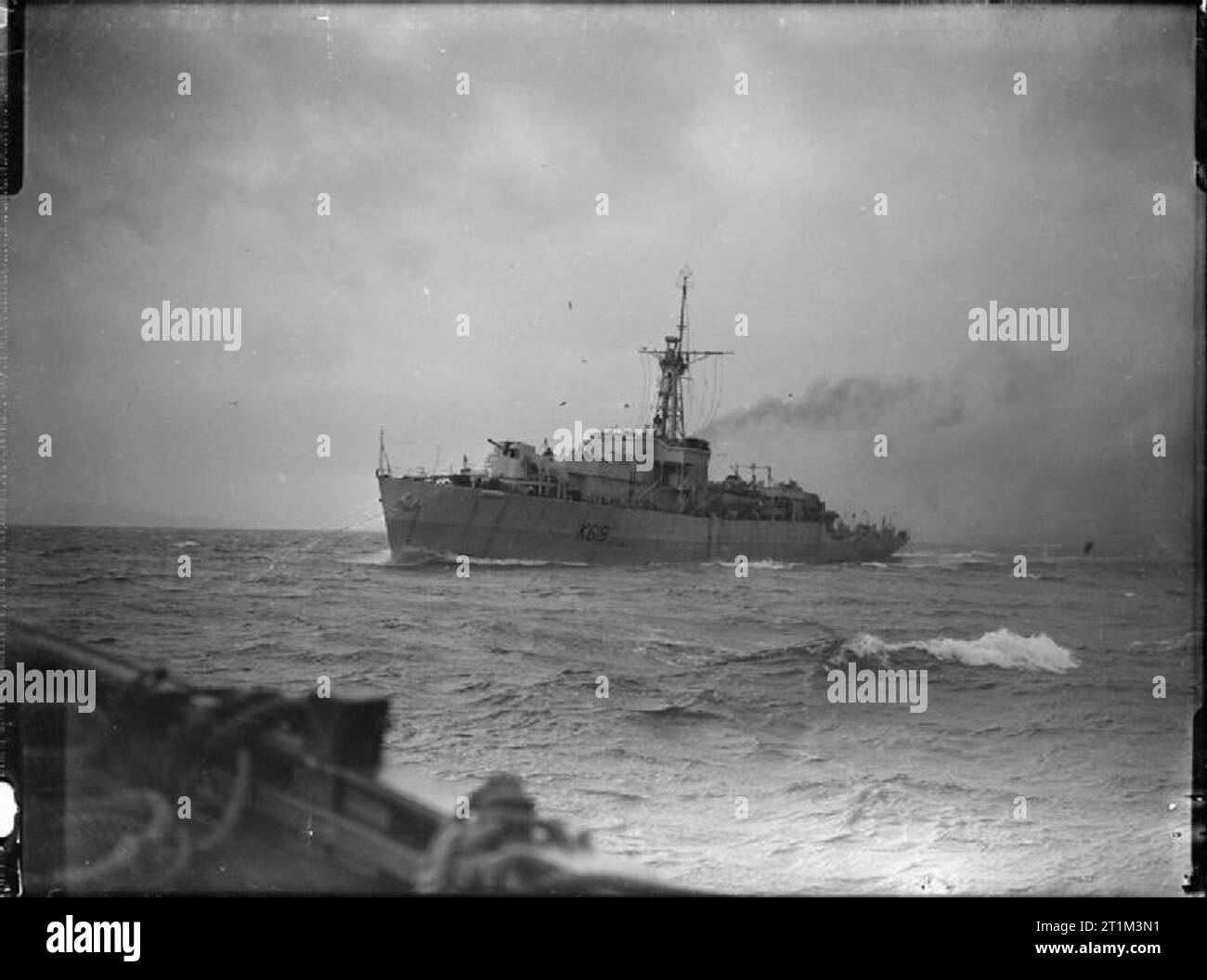 Royal Navy Loch-class frigate HMS Loch Glendhu Underway at sea Stock ...