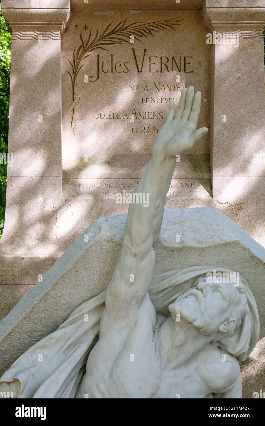 The famous writer Jules Verne's tombstone in Amiens | Tombe du celebre ecrivain Jules Verne a ...