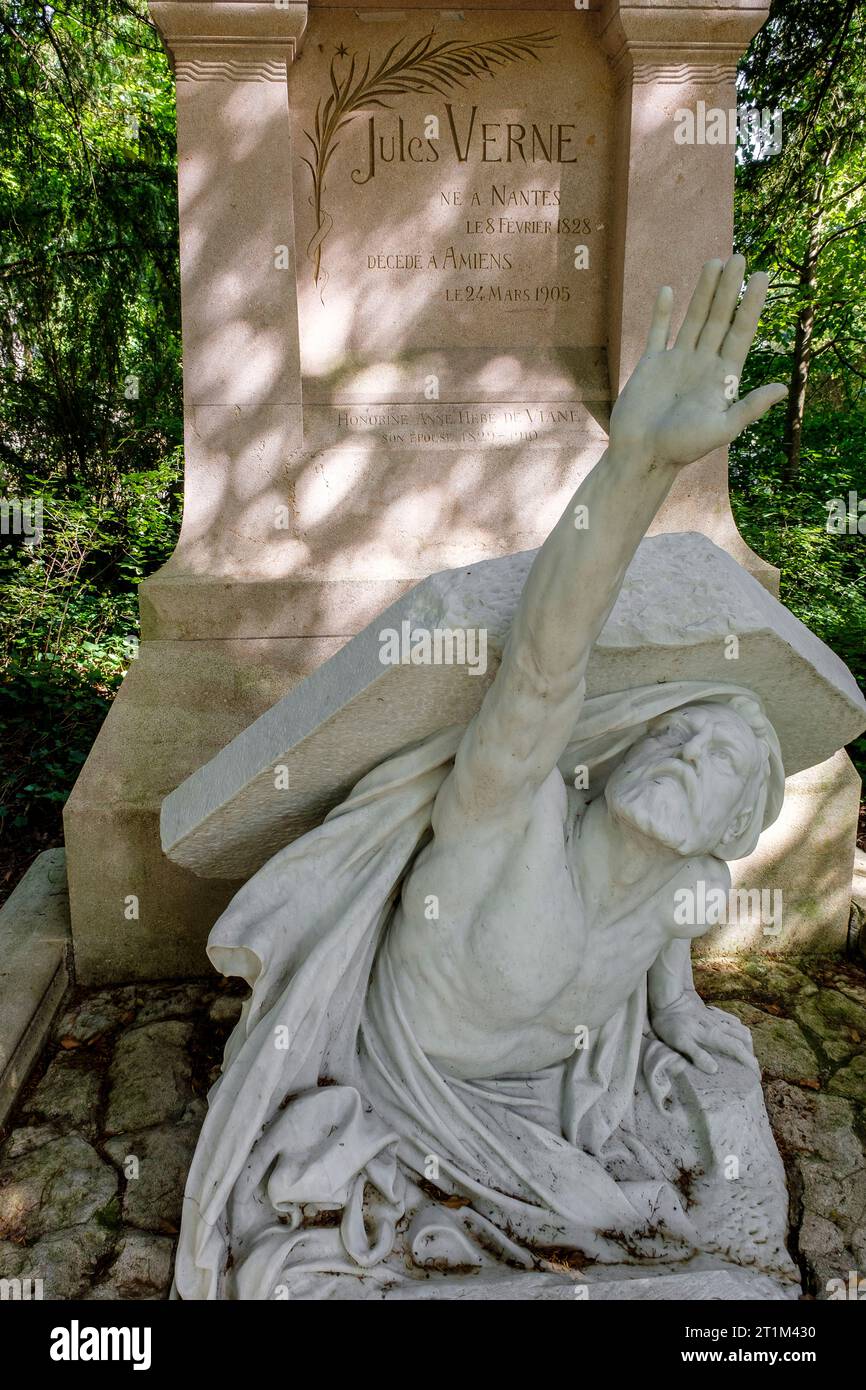 The famous writer Jules Verne's tombstone in Amiens | Tombe du celebre ...