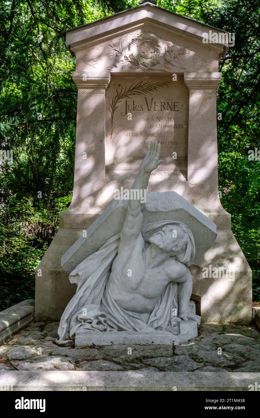 The famous writer Jules Verne's tombstone in Amiens | Tombe du celebre ...