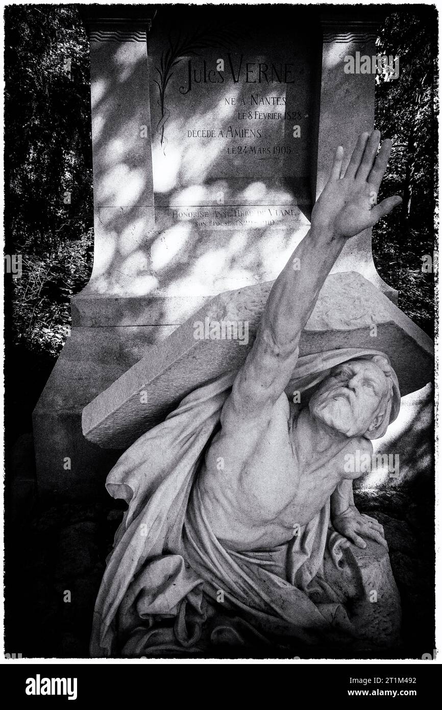 The famous writer Jules Verne's tombstone in Amiens | Tombe du celebre ...