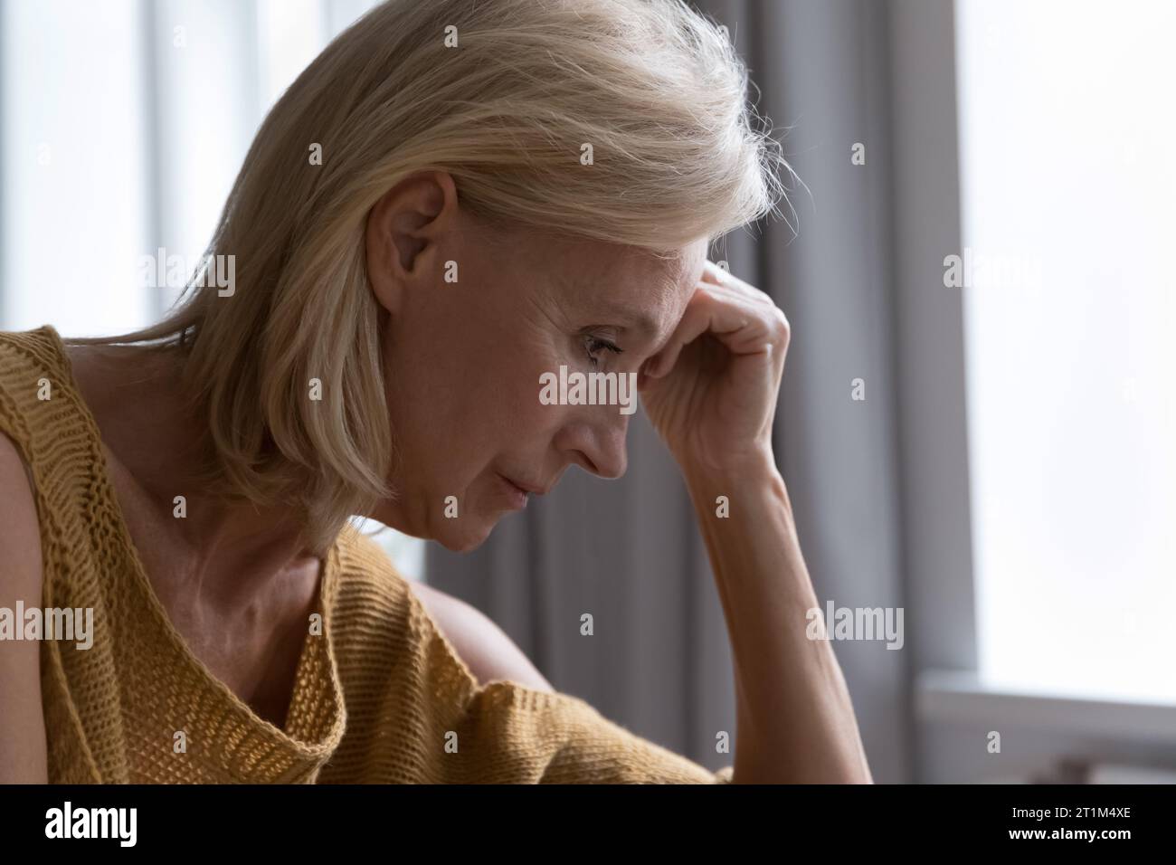 Elderly woman suffering from dementia hi-res stock photography and ...