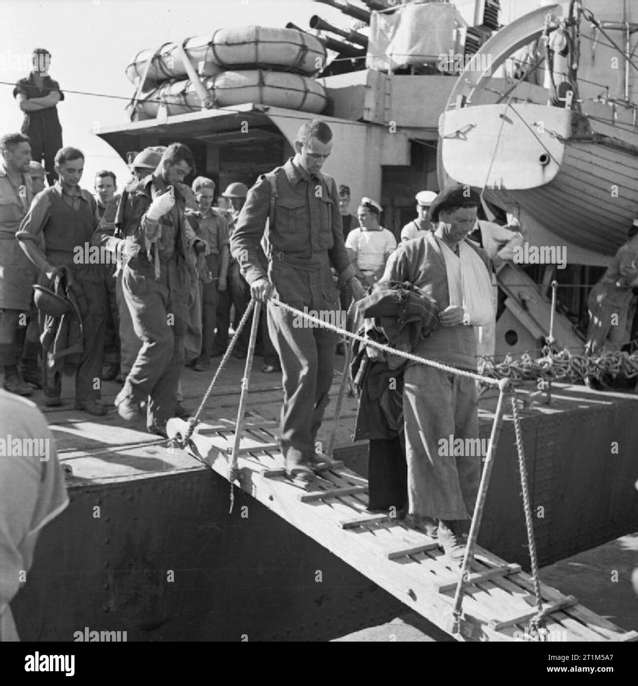 The British Army in North Africa 1941 Walking wounded British troops ...