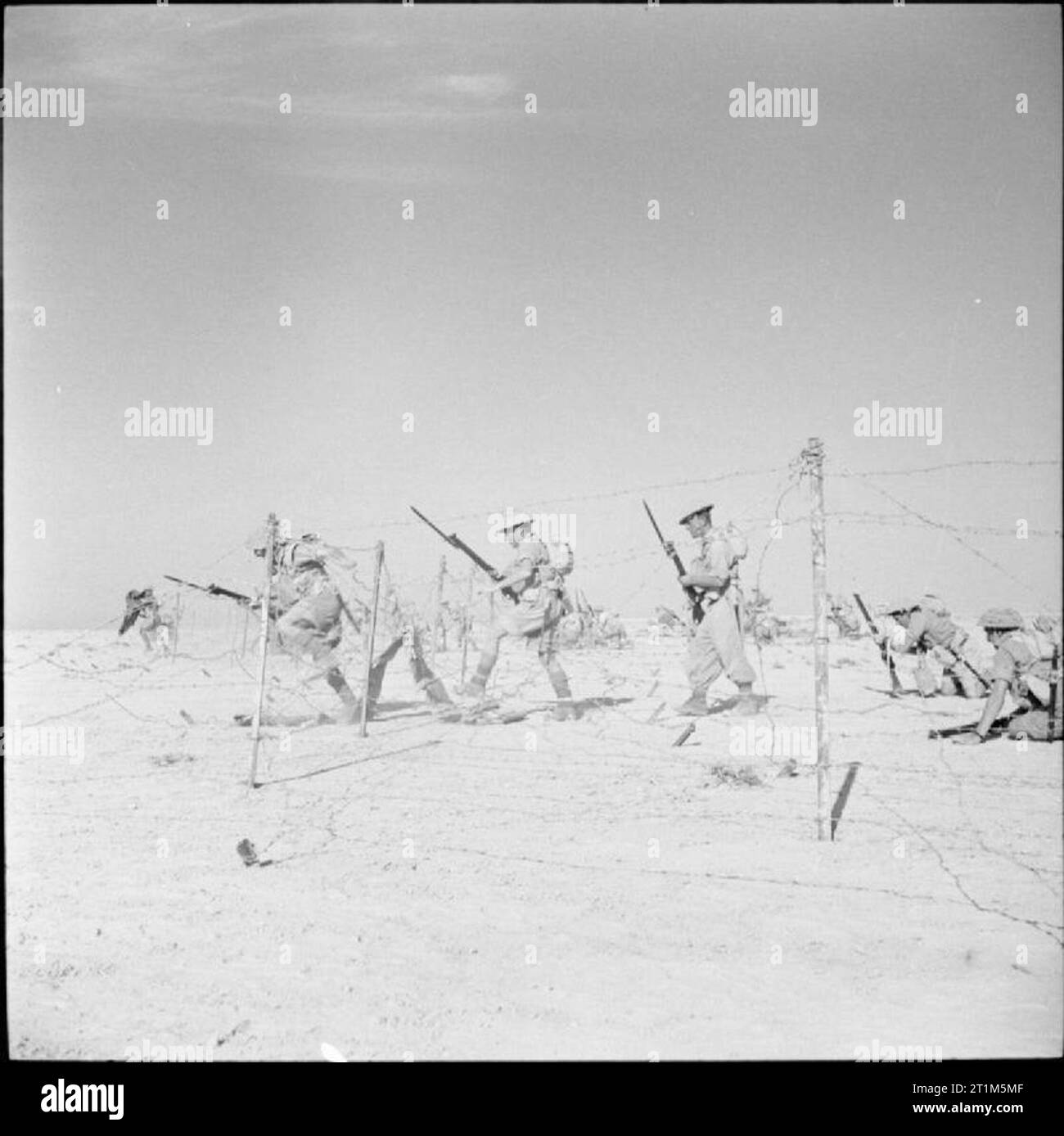 The British Army in North Africa 1941 Infantry negotiating barbed wire ...