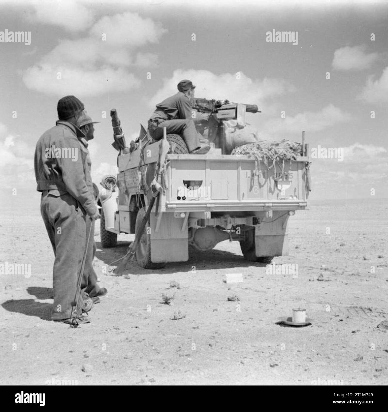 The British Army in North Africa 1942 An LRDG patrol fire a Vickers ...