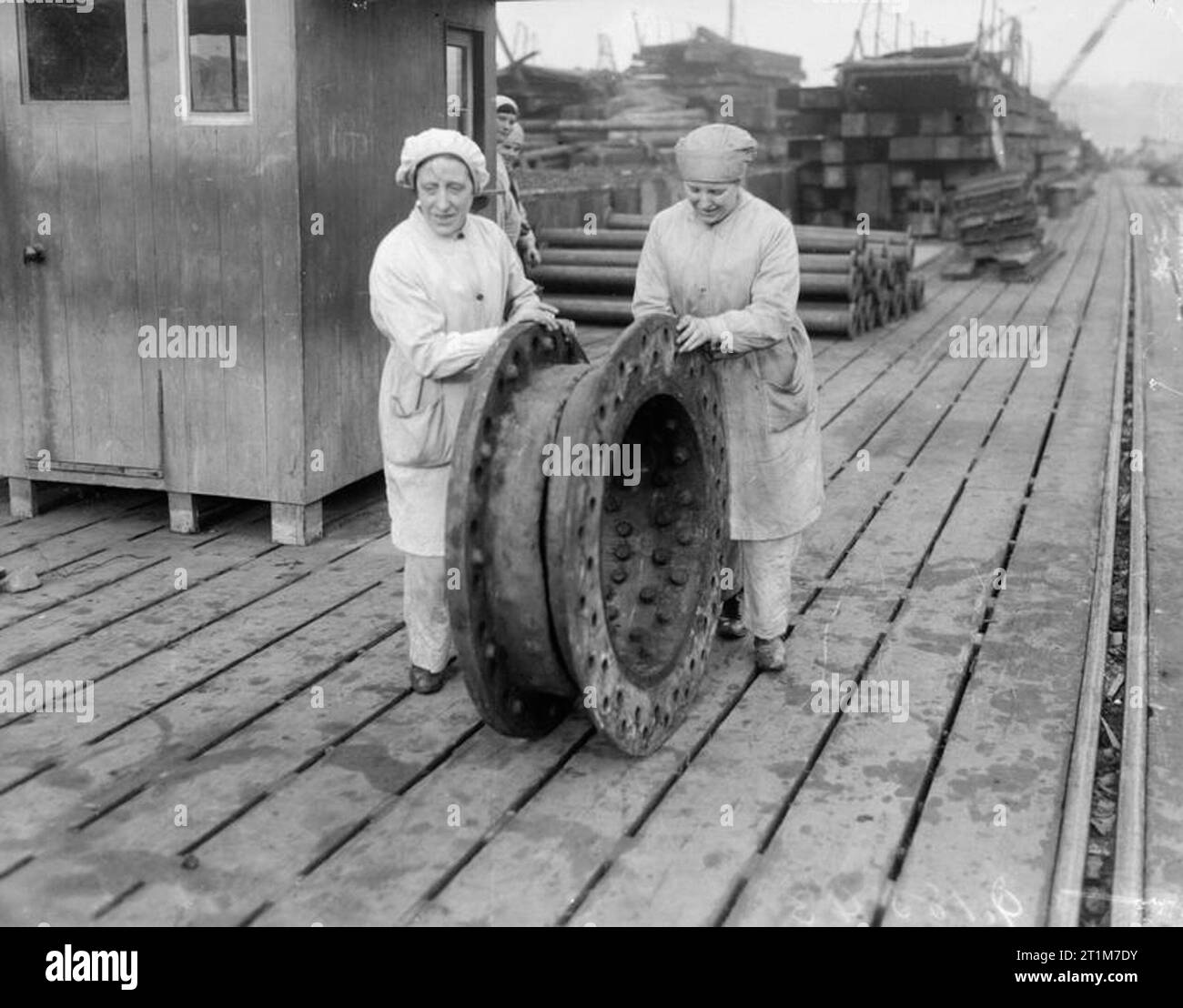Shipbuilding during the First World War Female labourers move a pipe ...