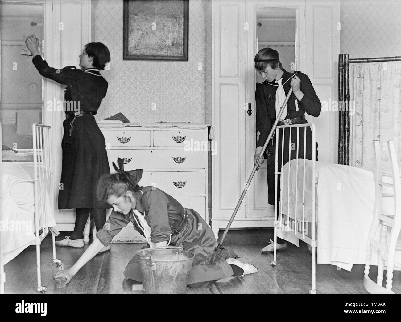 The Girl Guides Association in Britain, 1914-1918 Girl Guides clean a ...