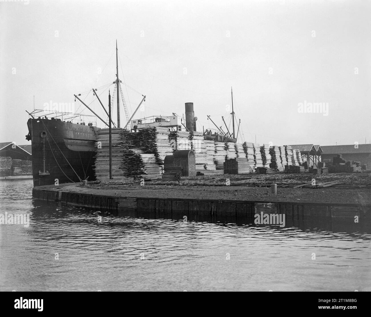 The Merchant Navy on the Home Front, 1914-1918 Workers unloading and ...