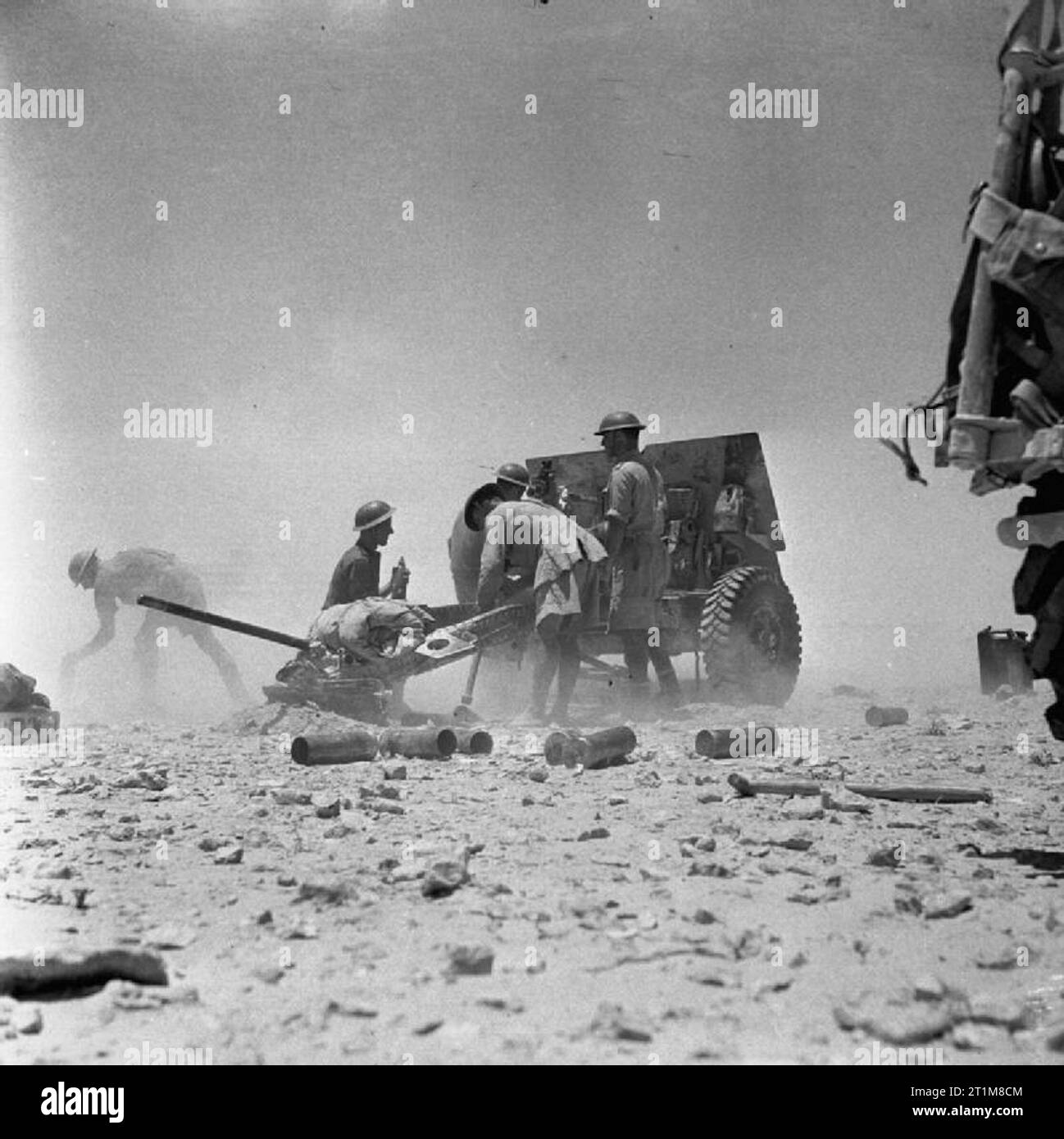 The British Army in North Africa 1942 A 25-pdr field gun of 11th Field ...