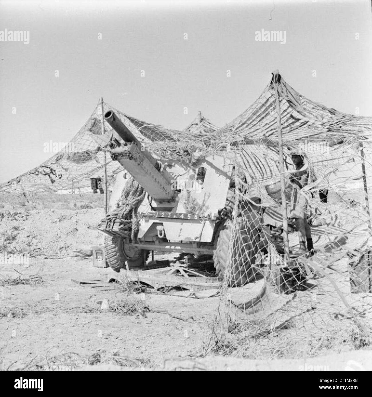 The British Army in North Africa 1942 A 25-pdr field gun under ...