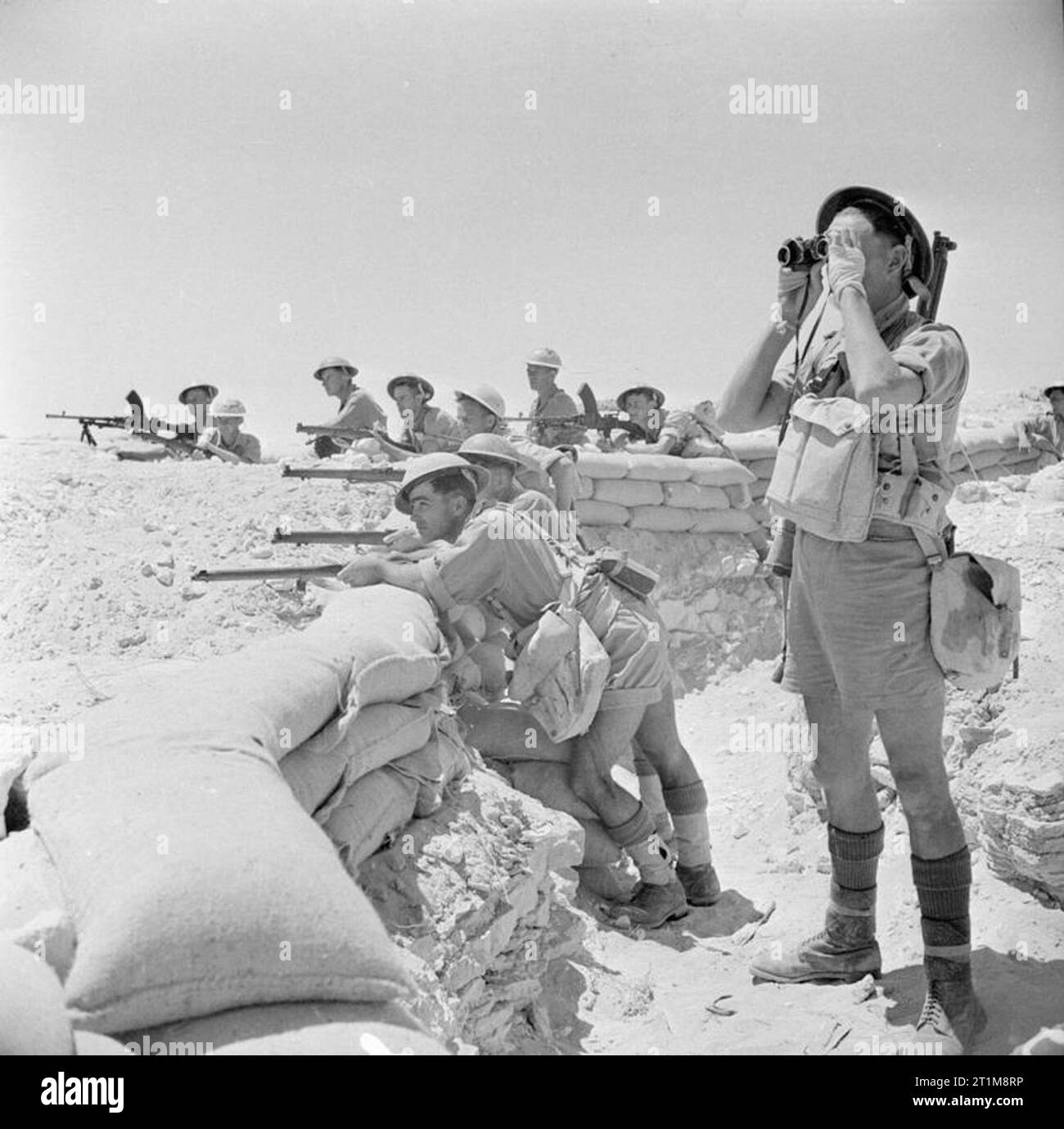 The British Army in North Africa 1942 Infantry manning a sandbagged ...