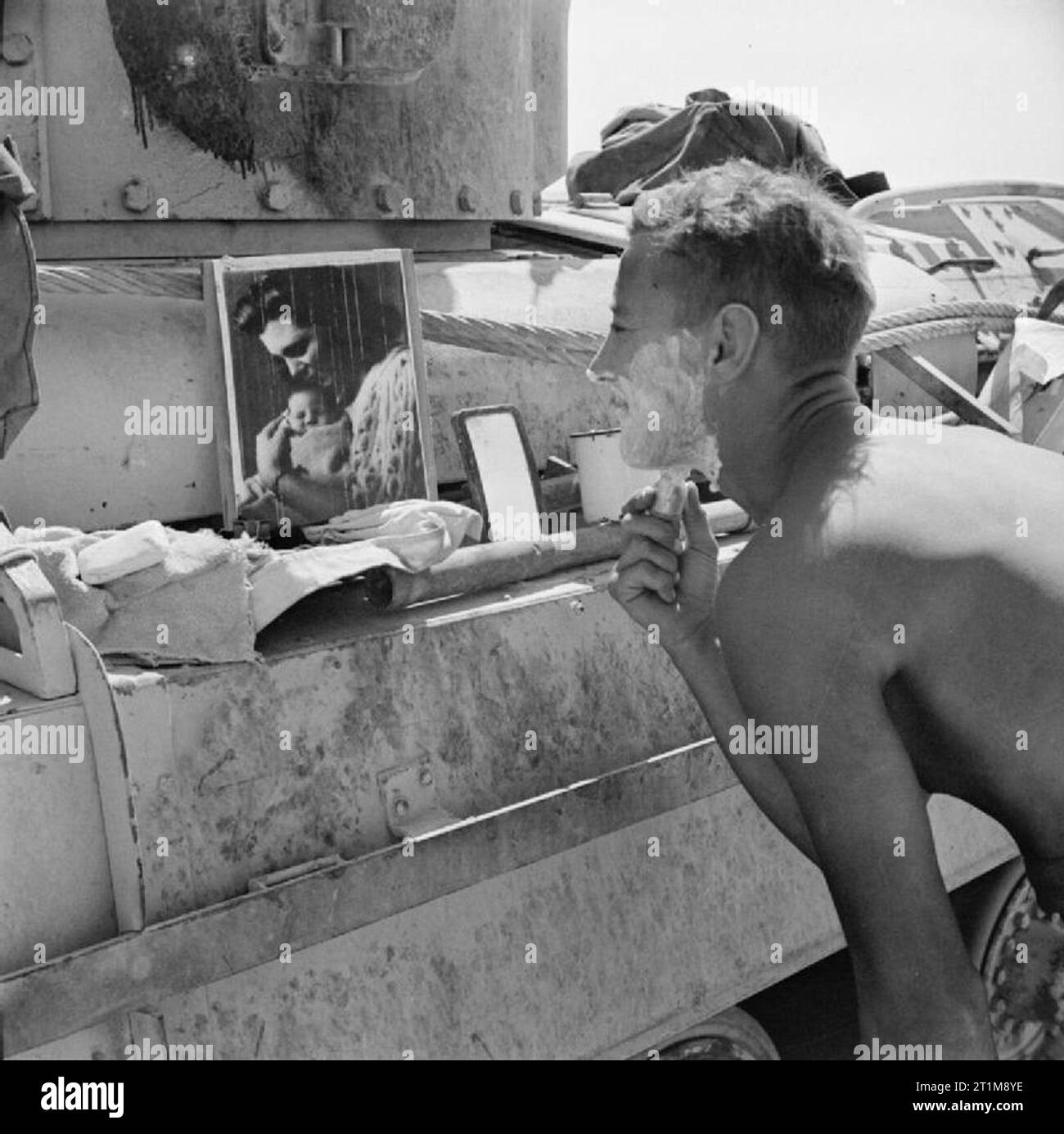 The British Army in North Africa 1942 A soldier of 50th Battalion ...