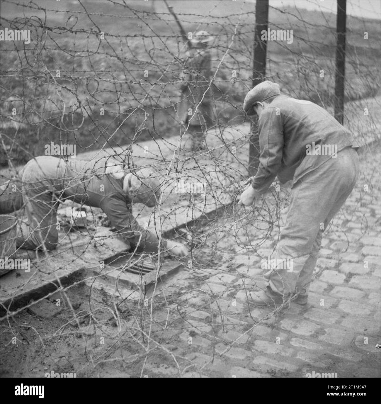 German Prisoners of War in Britain German POWs repair a barbed wire ...