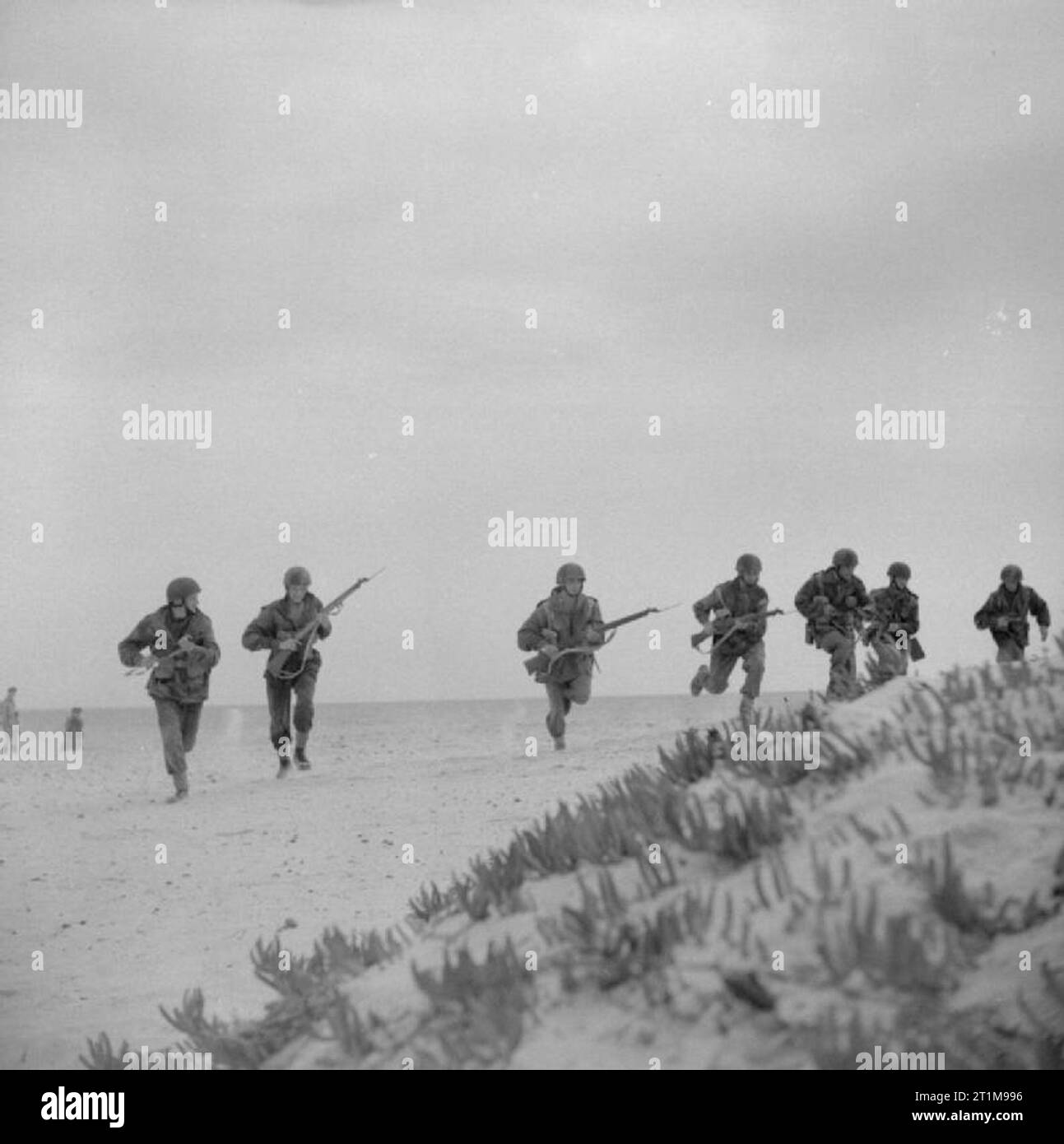 The British Army in North Africa 1943 Airborne soldiers on an assault ...