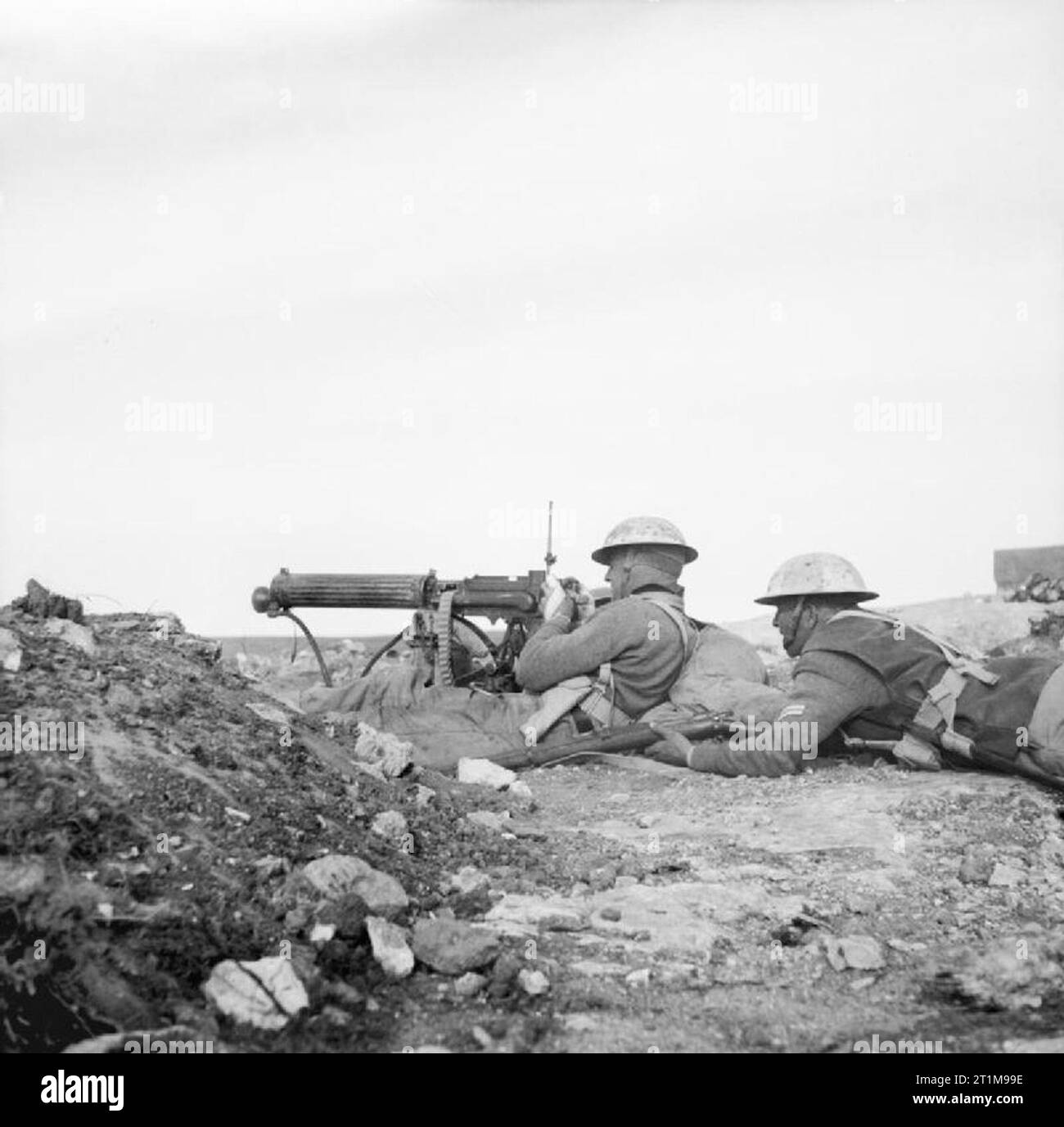 The British Army in North Africa A Vickers machine gun crew outside ...