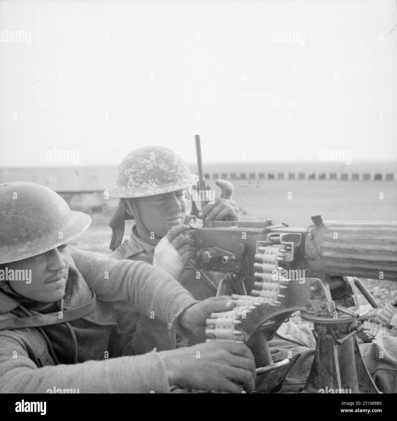 The British Army in North Africa A Vickers machine gun crew outside ...
