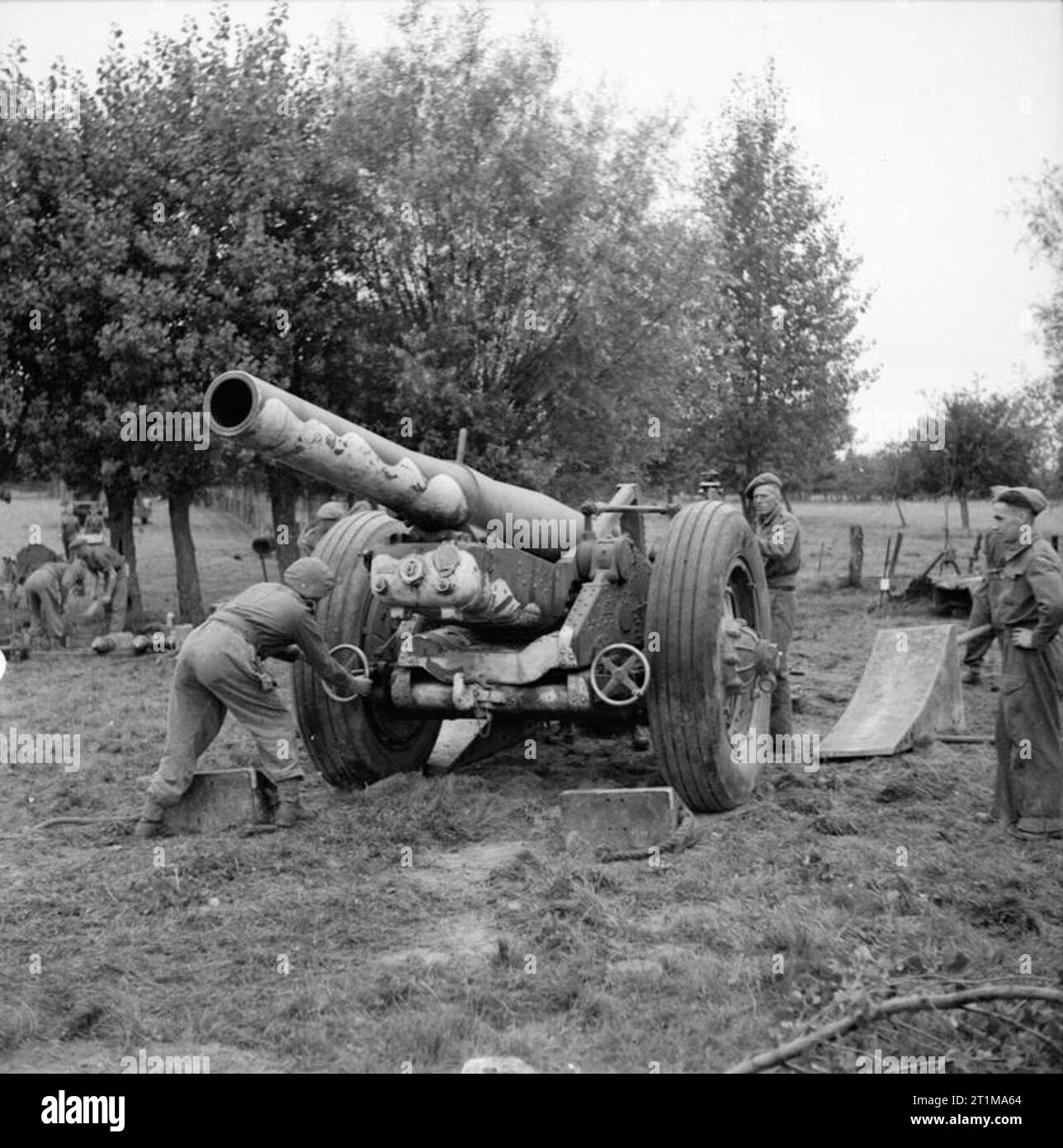 The British Army in North-west Europe 1944-45 7.2-inch howitzer of 51st ...