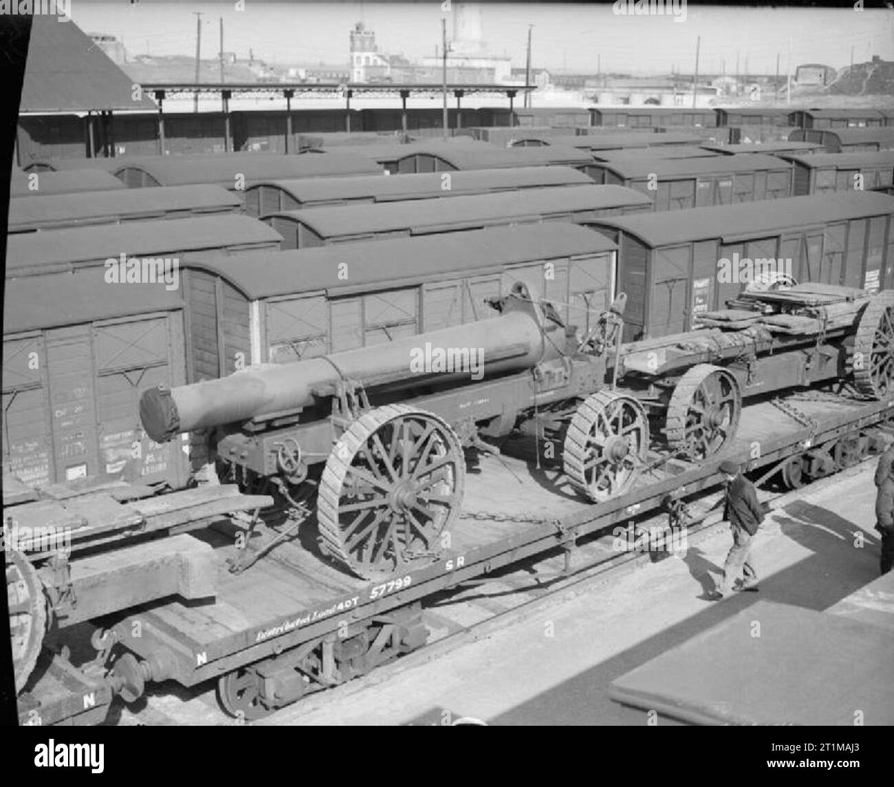 THE BRITISH ARMY IN FRANCE 1940 The barrel of a 12-inch howitzer of No ...
