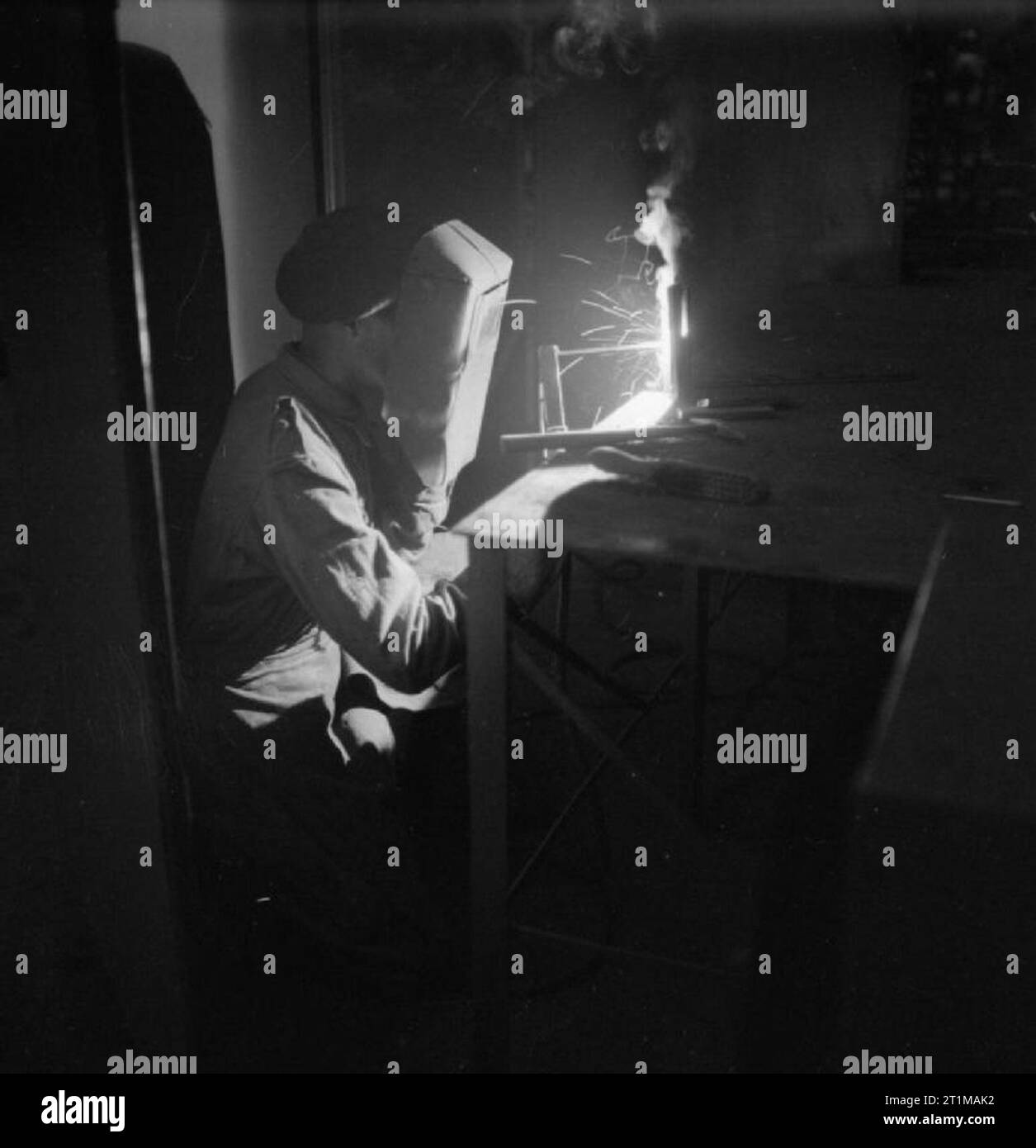 Soldiers welding hi-res stock photography and images - Alamy