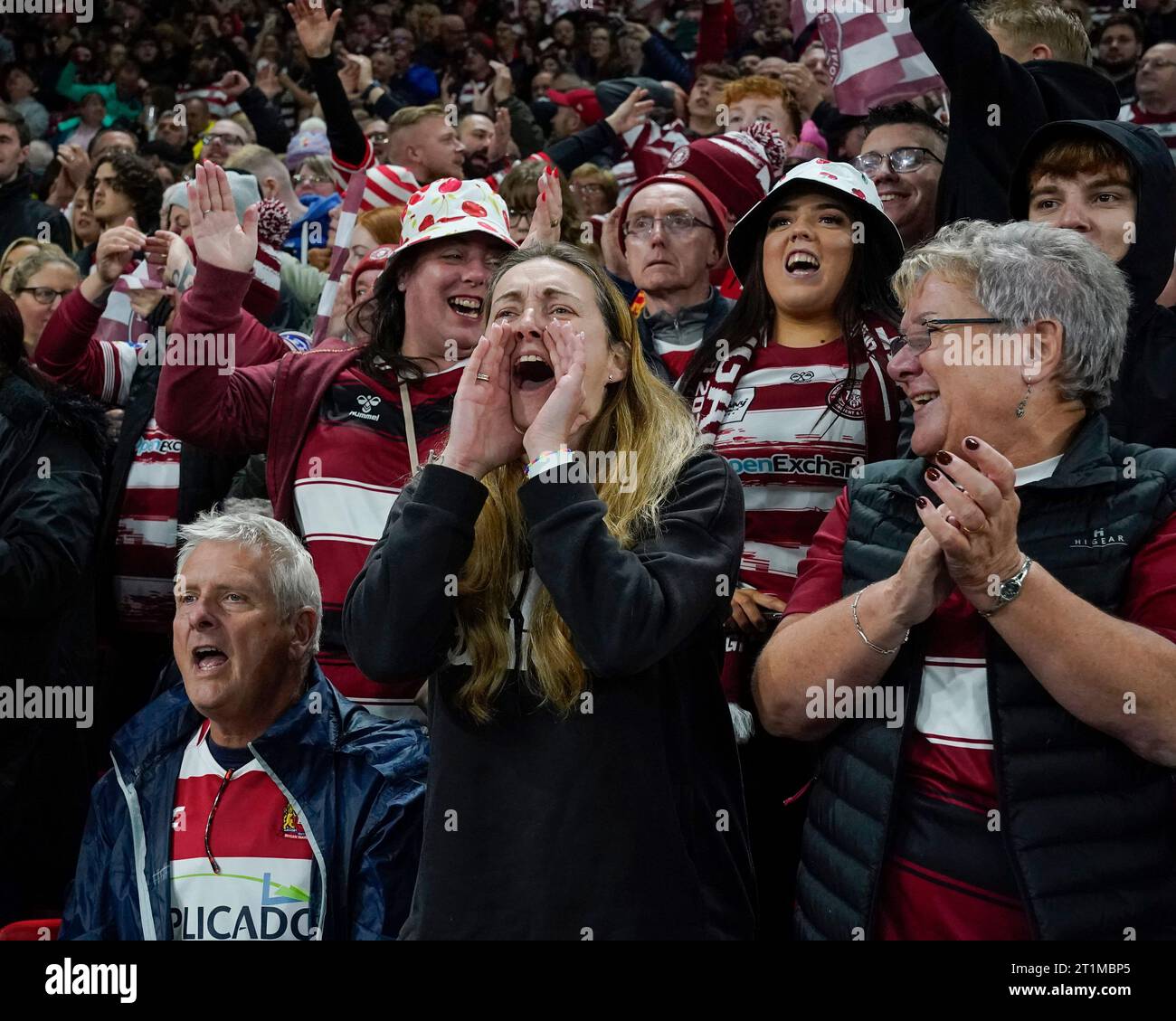 Old trafford fans cheer hi-res stock photography and images - Alamy