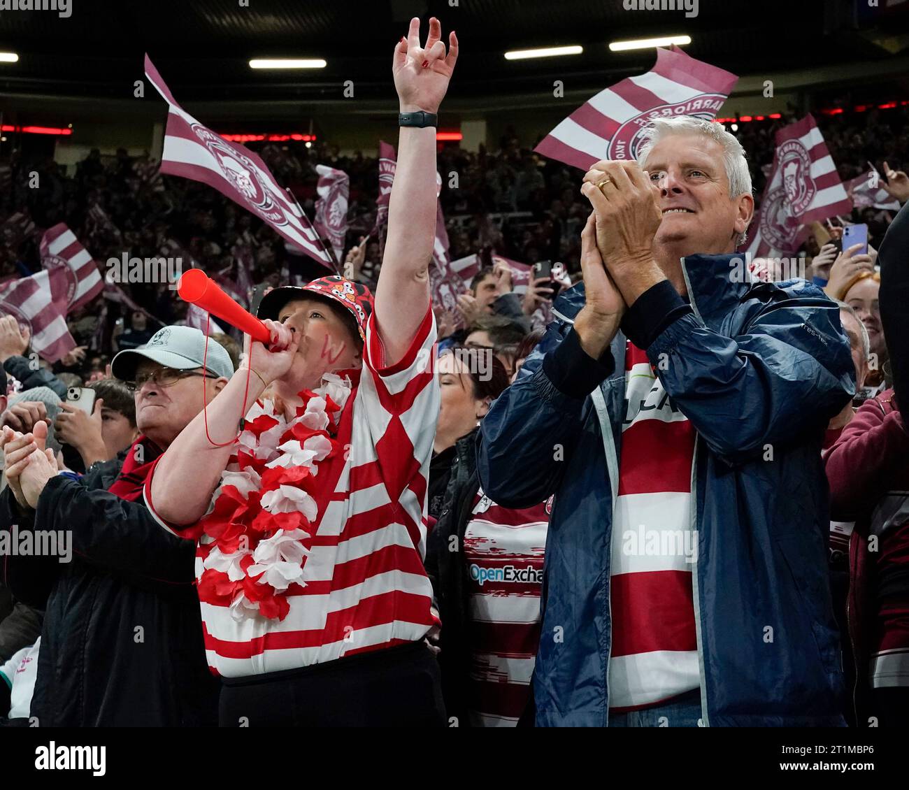 Old trafford fans cheer hi-res stock photography and images - Alamy
