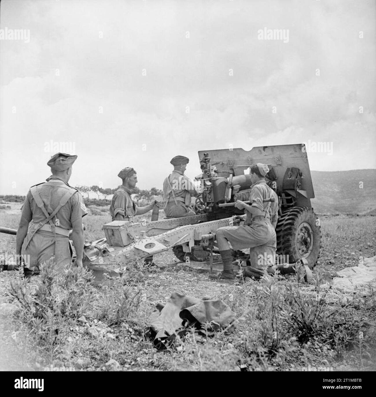 The British Army in the Middle East 1943 25-pdr field gun of 153rd ...