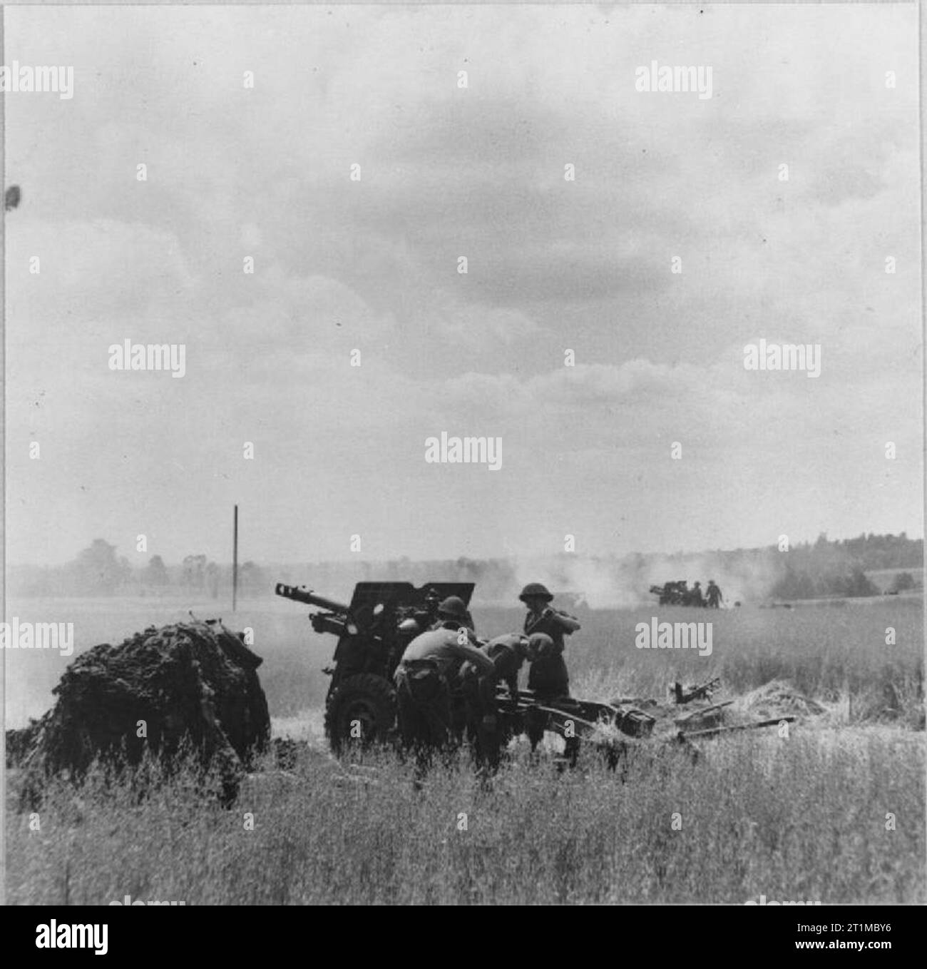 The British Army in the Normandy Campaign 1944 25-pdr field guns in ...