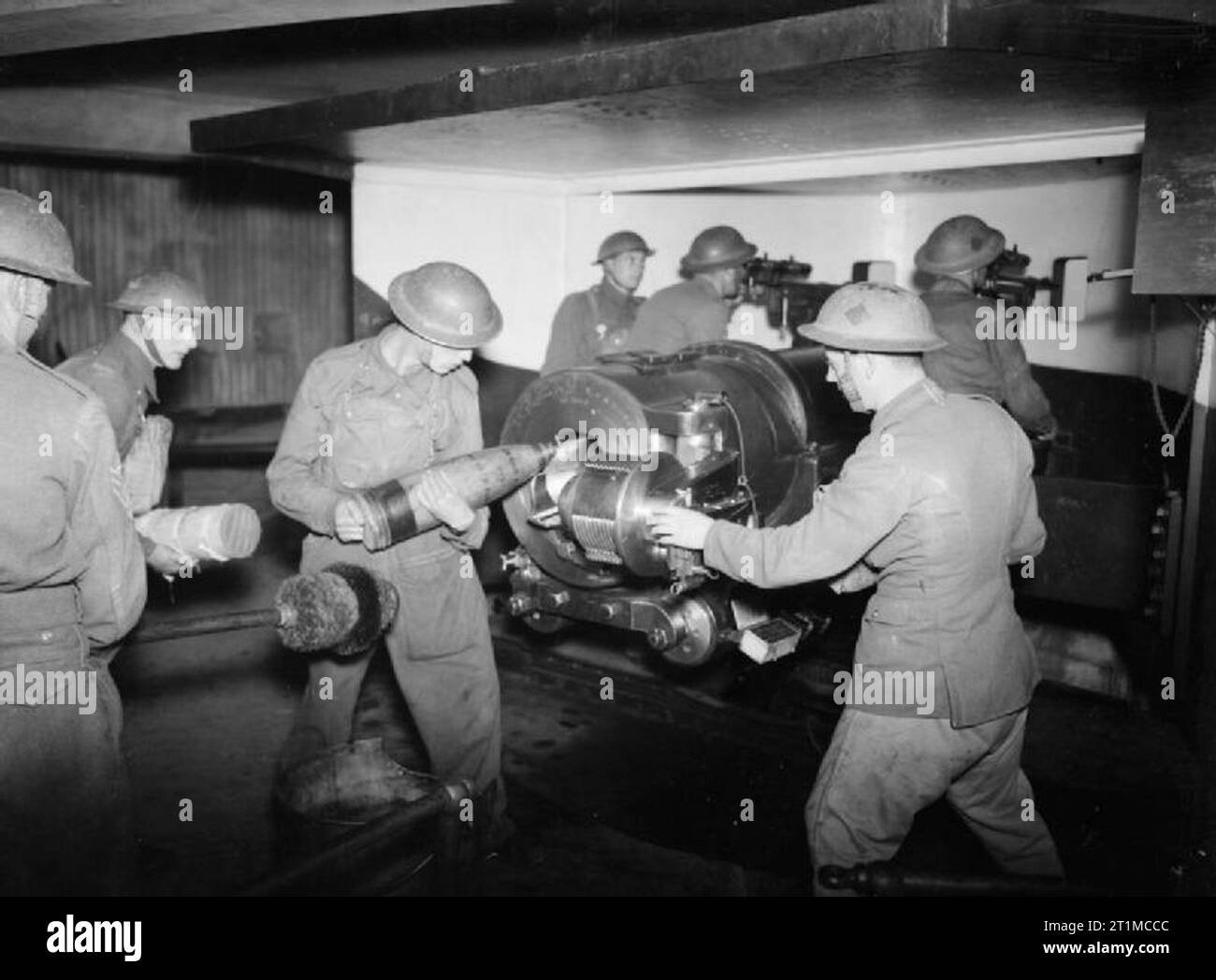 The British Army in the United Kingdom 1939-1945 Loading the shell into ...