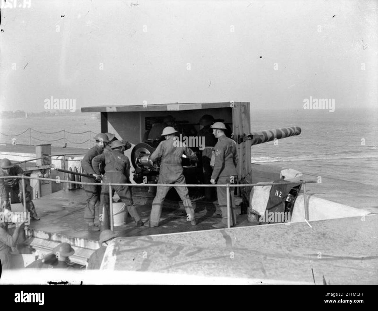 The British Army in the United Kingdom 1939-45 Royal Artillery gunners ...