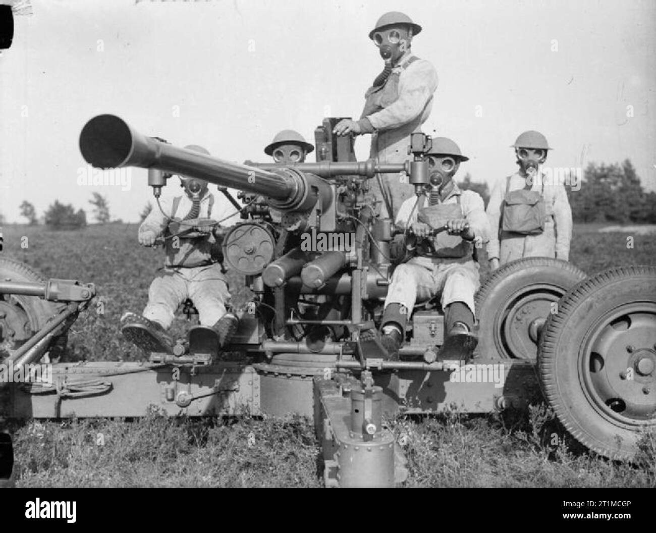 The British Army in the United Kingdom 1939-45 Bofors gun crew ready ...