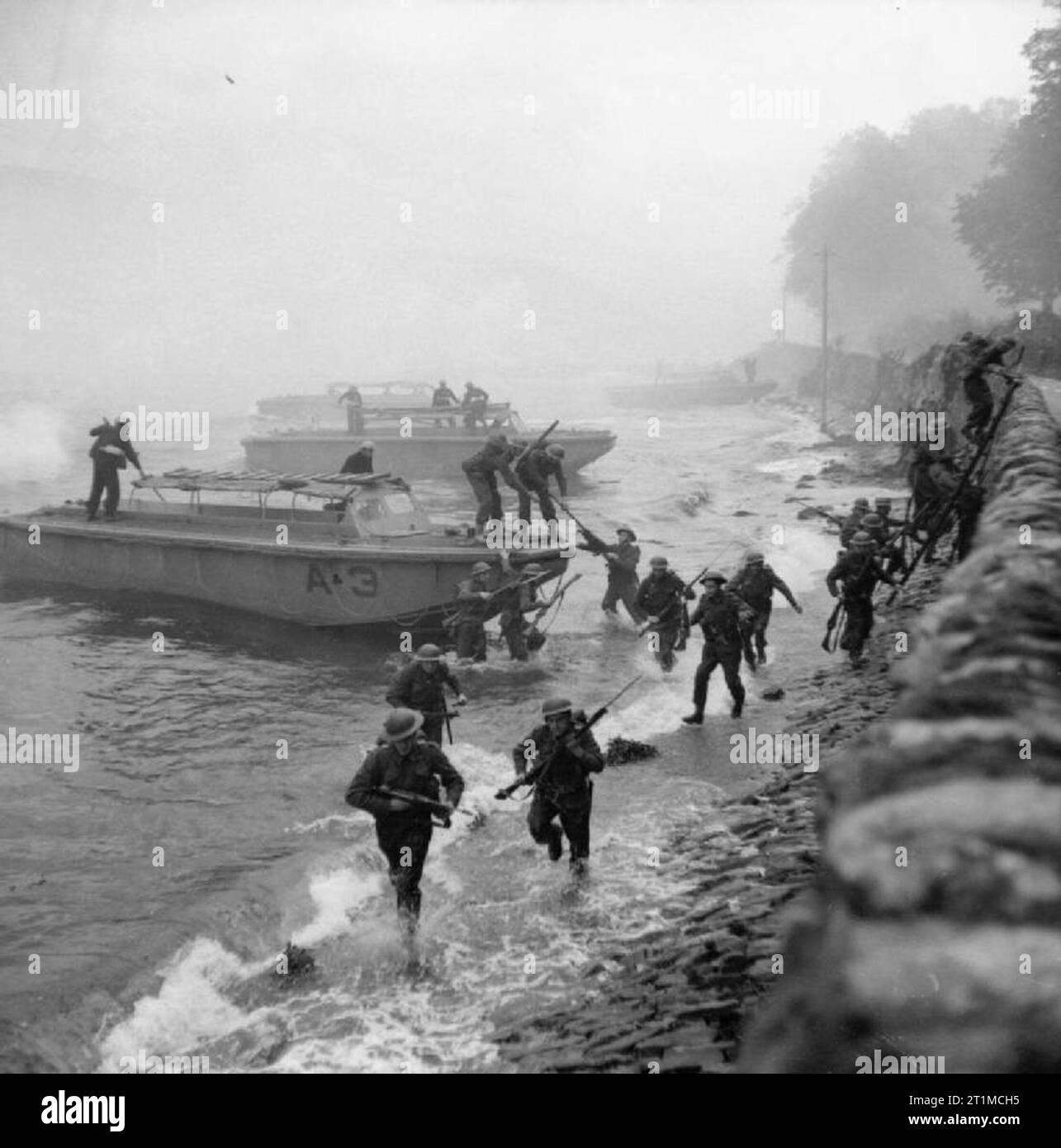 The British Army in the United Kingdom 1939-45 Troops exit landing ...
