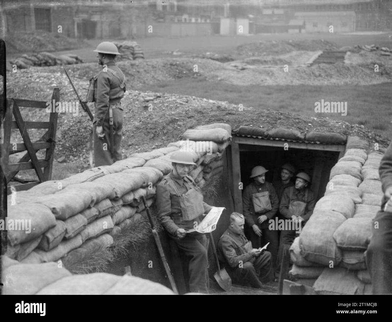 The British Army in the United Kingdom 1939-45 Soldiers reading books ...