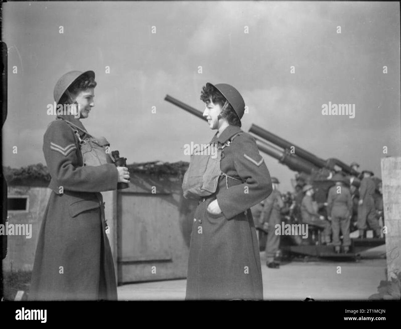 The British Army in the United Kingdom 1939-45 ATS women at a 3.7-inch ...