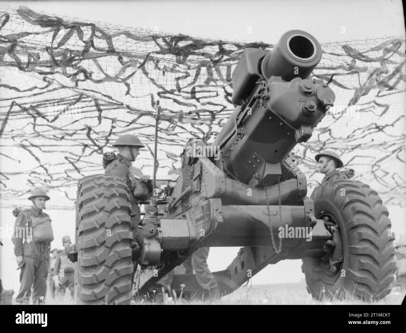 The British Army in the United Kingdom 1939-45 6-inch howitzer ready ...