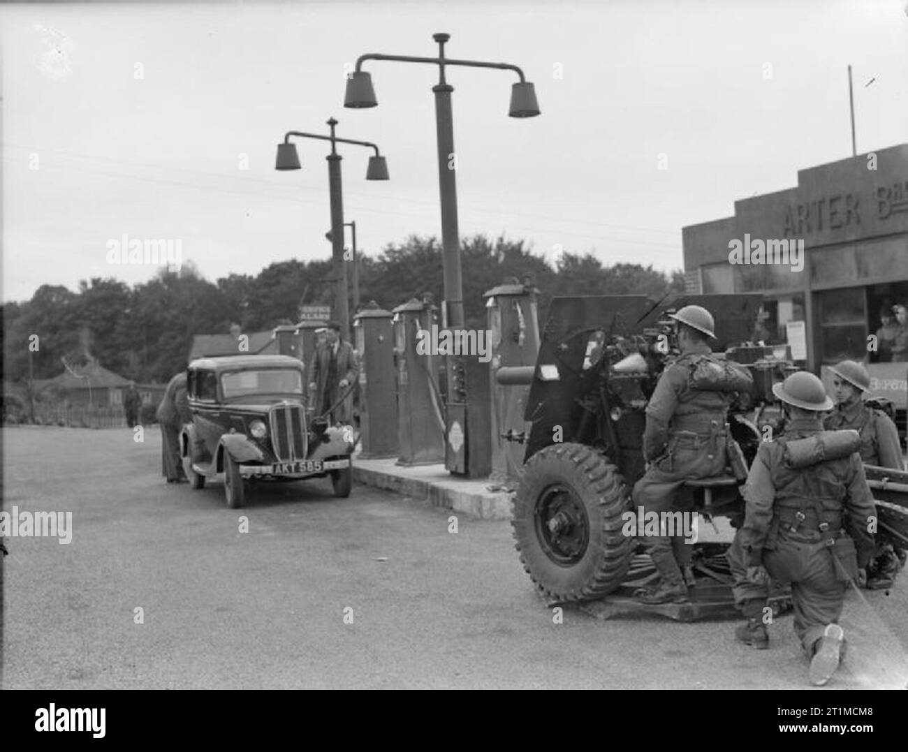 The British Army in the United Kingdom 1939-45 A 25-pdr field gun ready ...