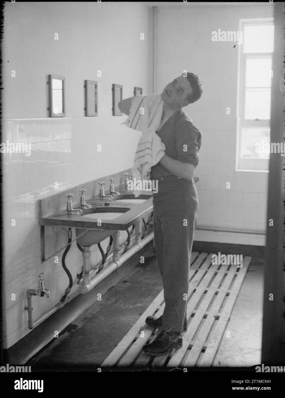 The British Army in the United Kingdom 1939-45 Wash and a shave for a ...