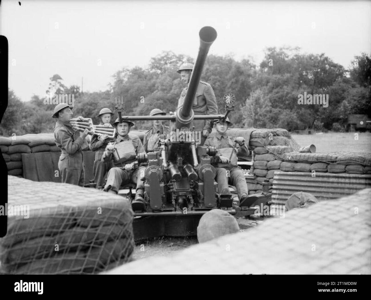 The British Army in the United Kingdom 1939-45 40mm Bofors gun and crew ...