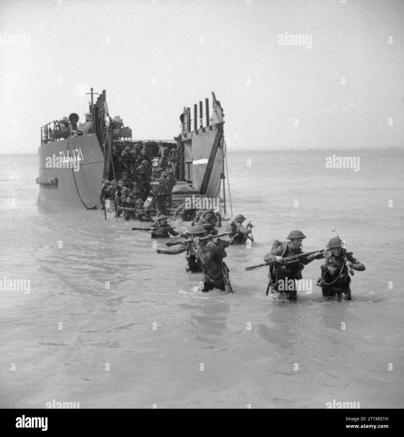 The British Army in the United Kingdom 1939-45 Troops wade ashore from ...