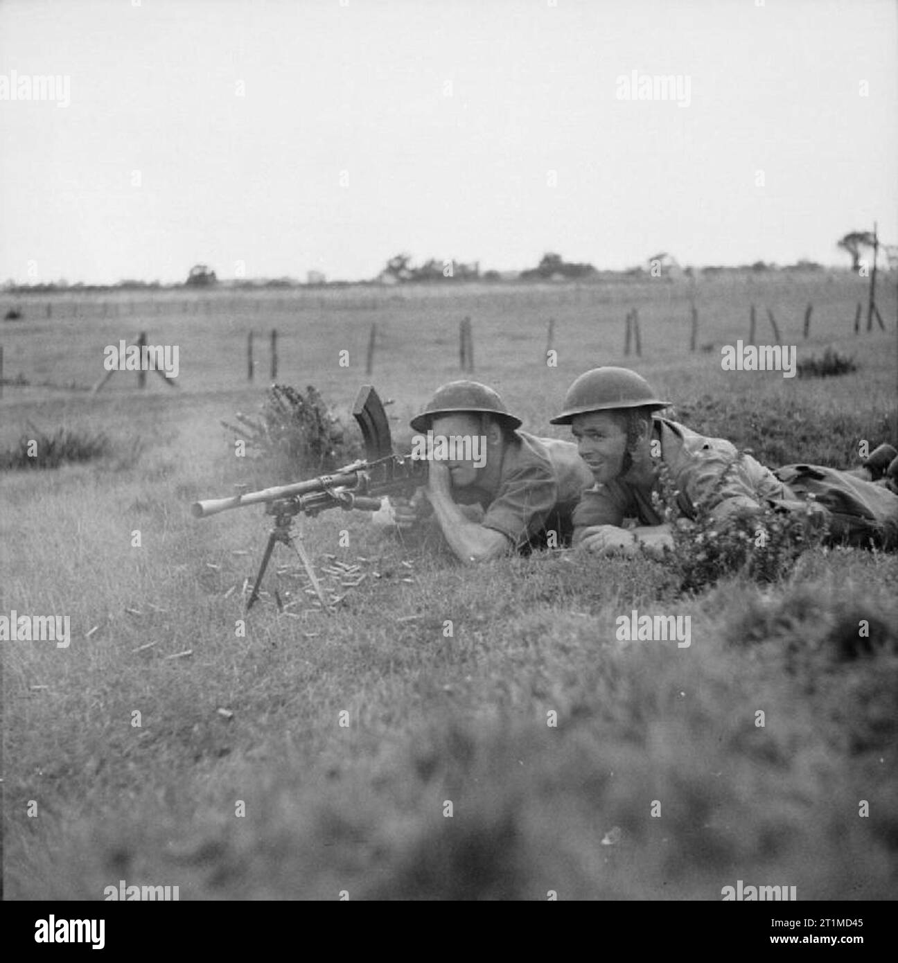 The British Army in the United Kingdom 1939-45 Bren gun team in action ...