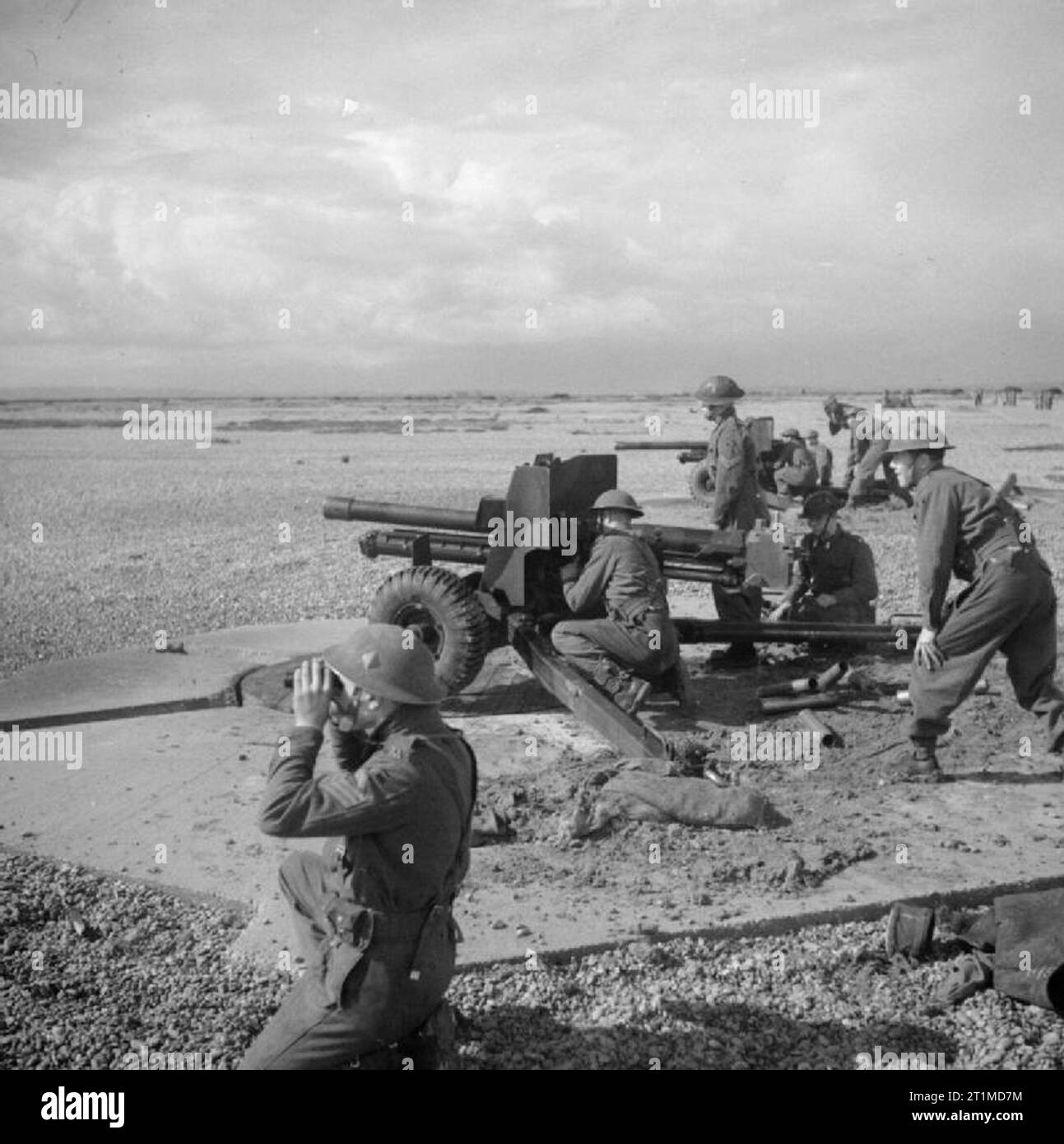 The British Army in the United Kingdom 1939-45 6-pdr anti-tank guns of ...