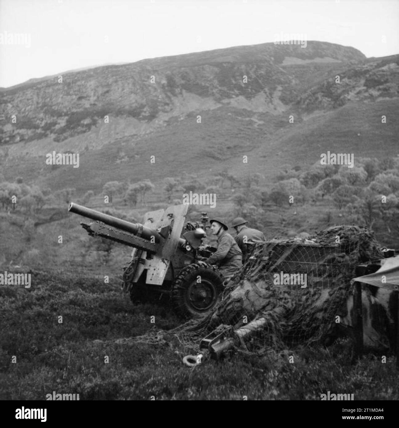 The British Army in the United Kingdom 1939-45 25-pdr field gun in ...
