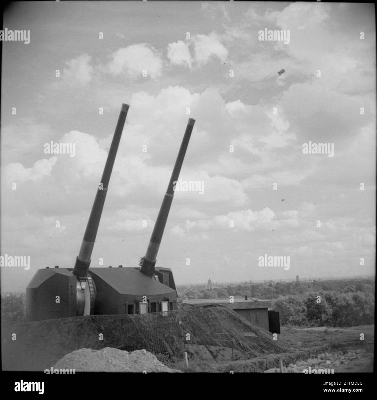 The British Army in the United Kingdom 1939-45 Twin 5.25-inch guns of ...
