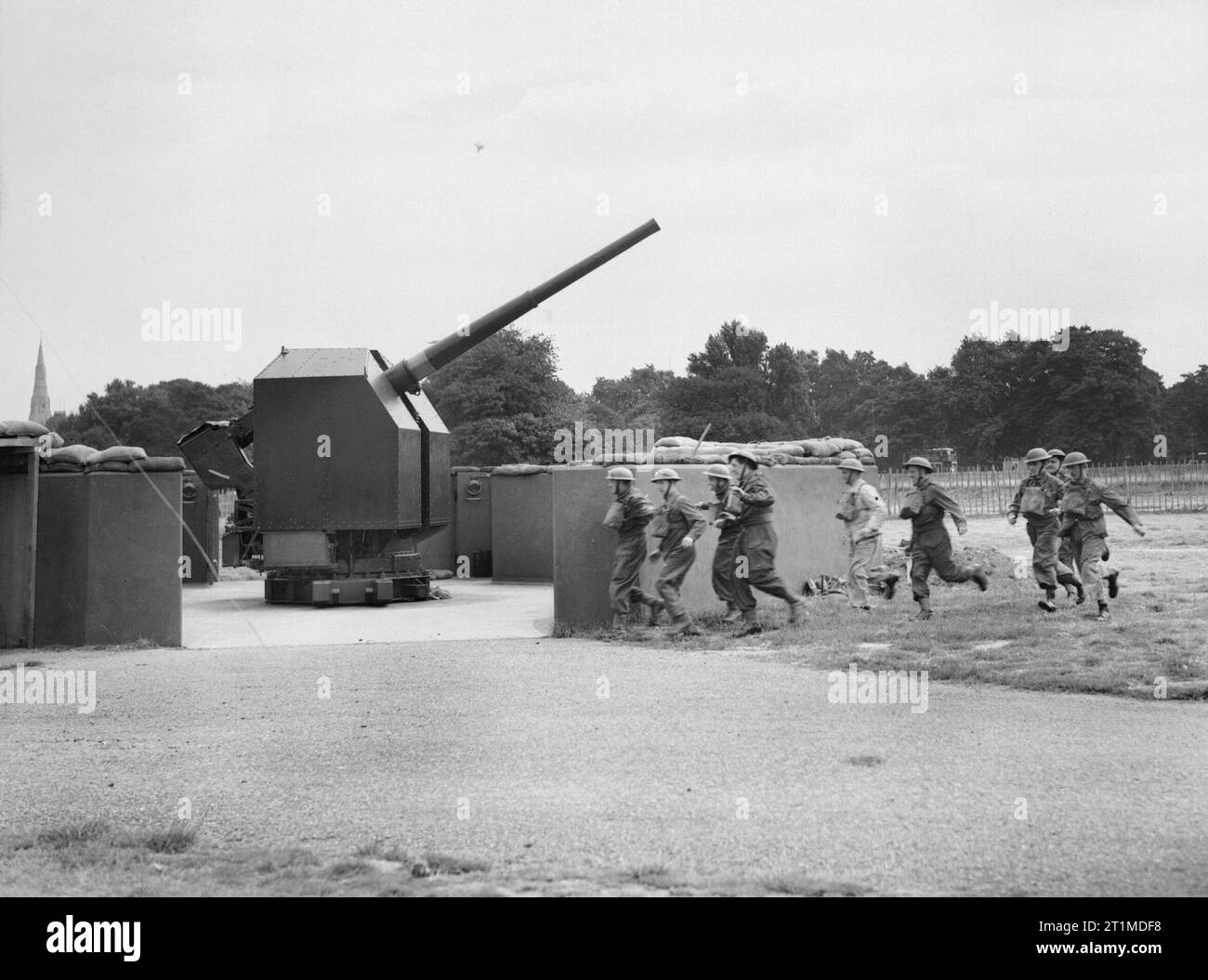 The British Army in the United Kingdom 1939-45 4.5-inch gun crew take ...