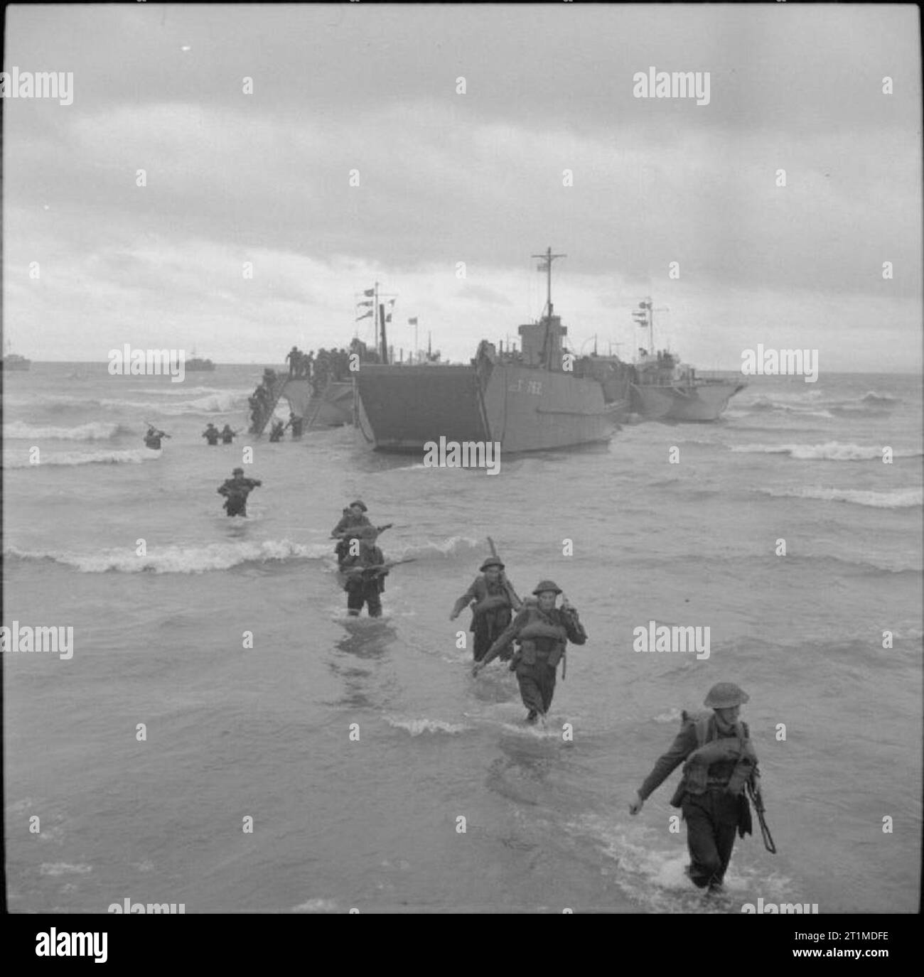 The British Army in the United Kingdom 1939-45 Infantry wading ashore ...