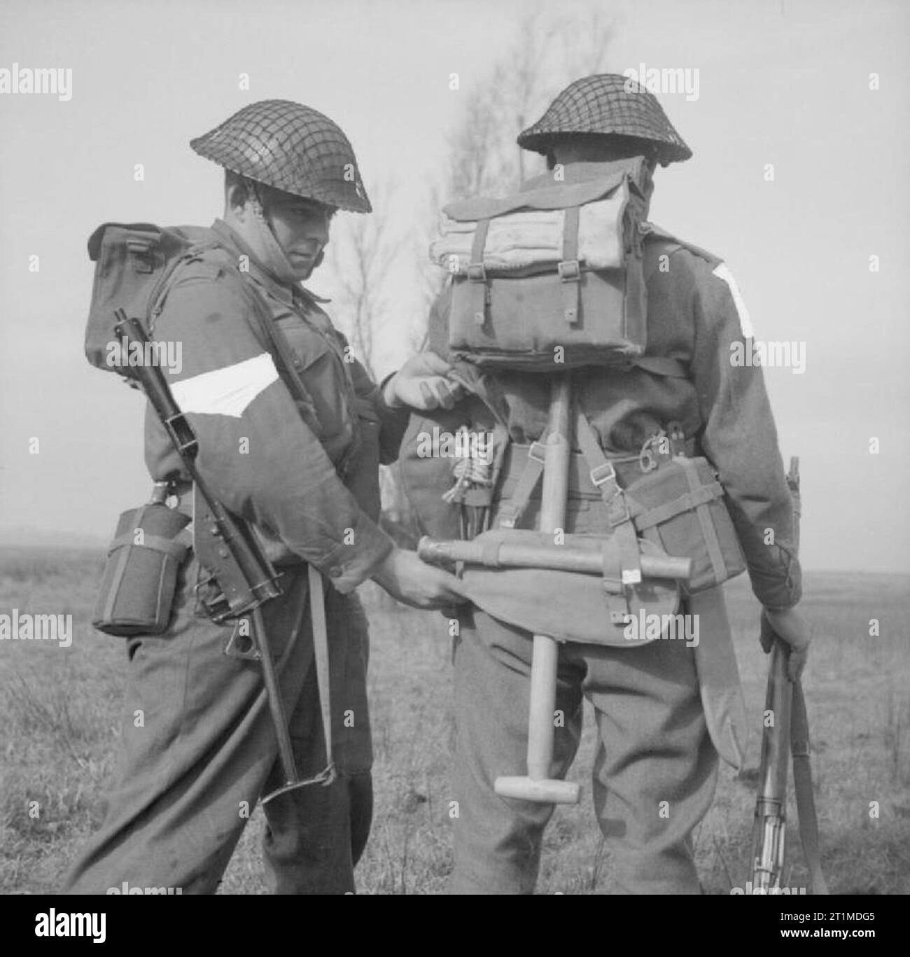 The British Army in the United Kingdom 1939-45 Two soldiers demonstrate ...