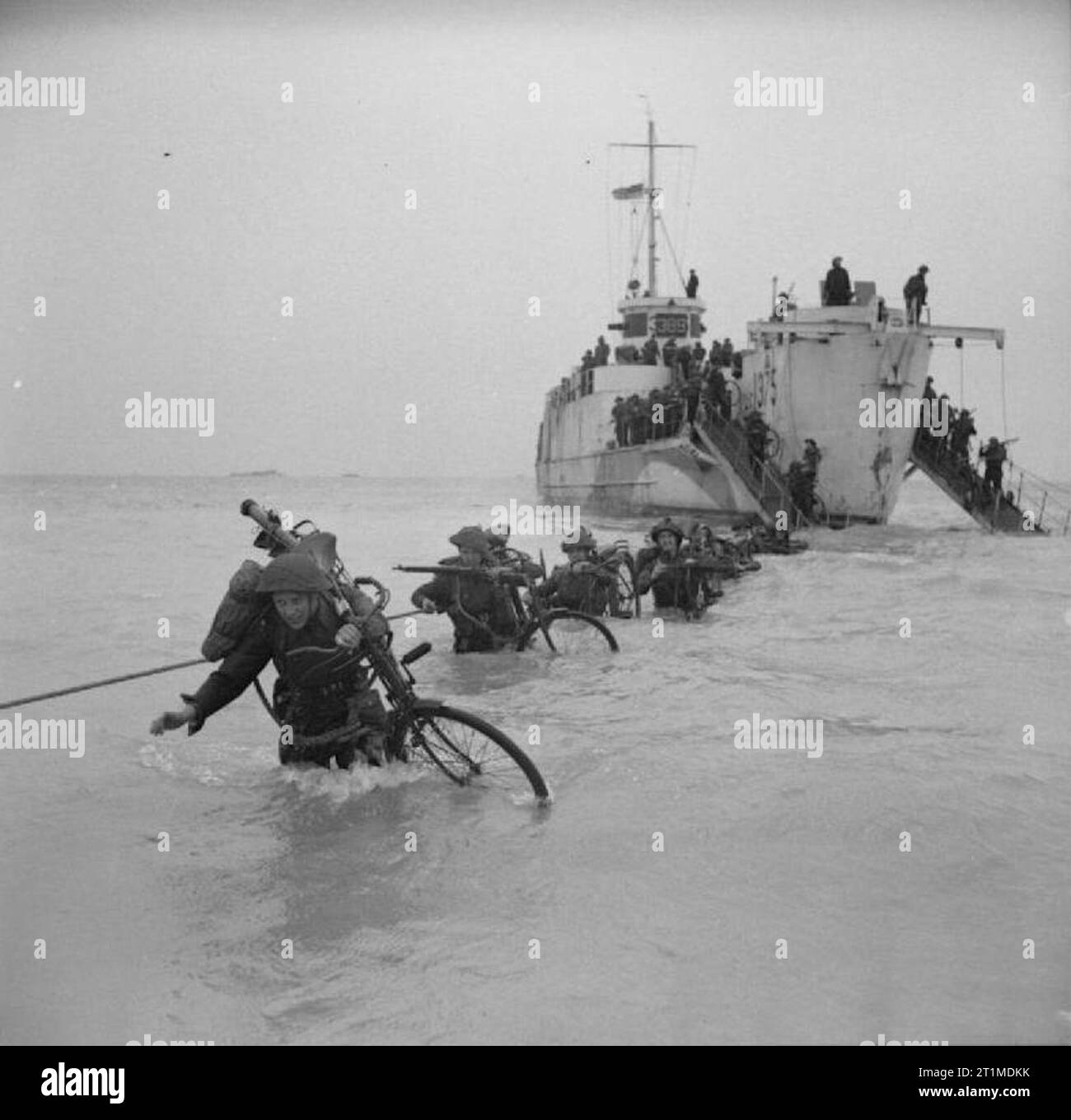 The British Army in the United Kingdom 1939-45 Troops wade ashore from ...