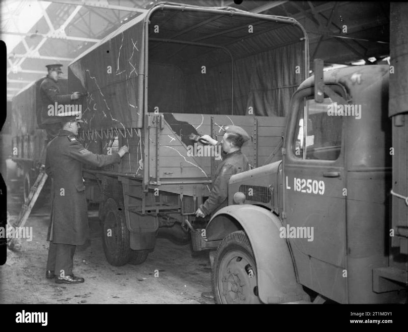The British Army in the United Kingdom 1939-45 Camouflage paint being ...
