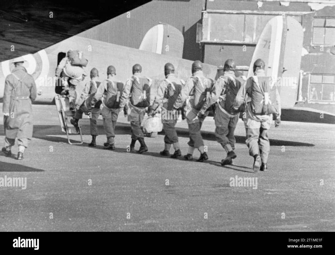 The British Army in the United Kingdom 1939-45 A 'stick' of parachute ...