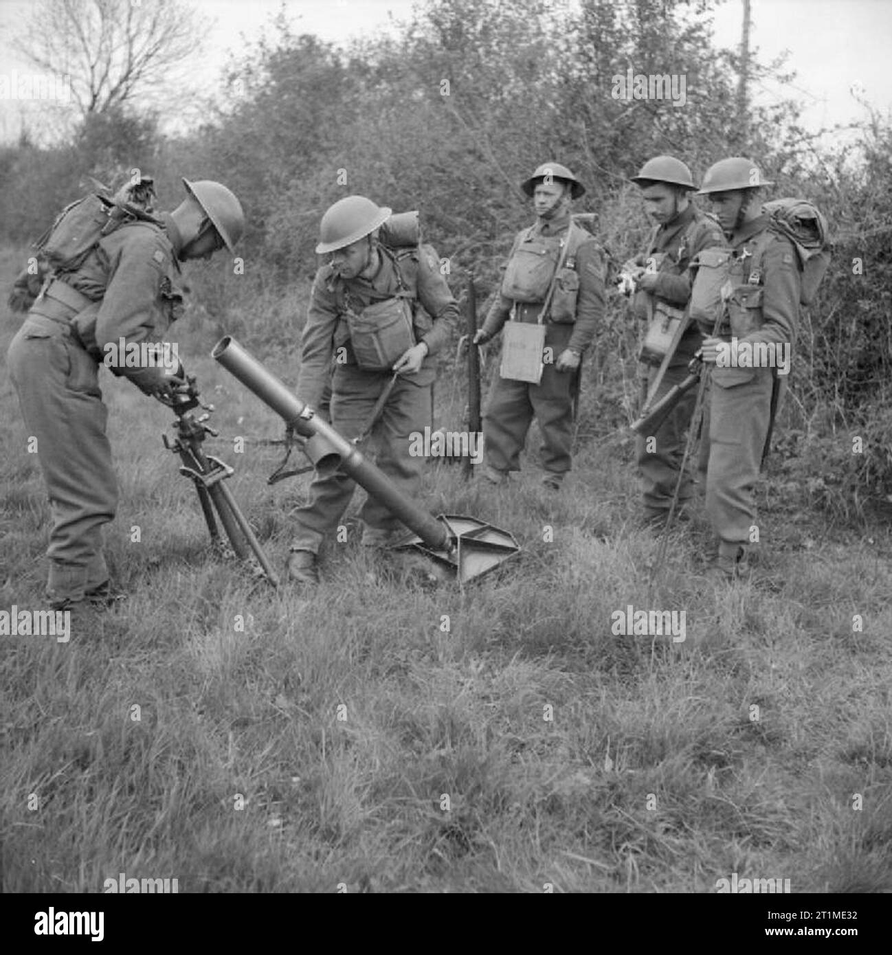 The British Army in the United Kingdom 1939-45 Troops assemble a 3-inch ...