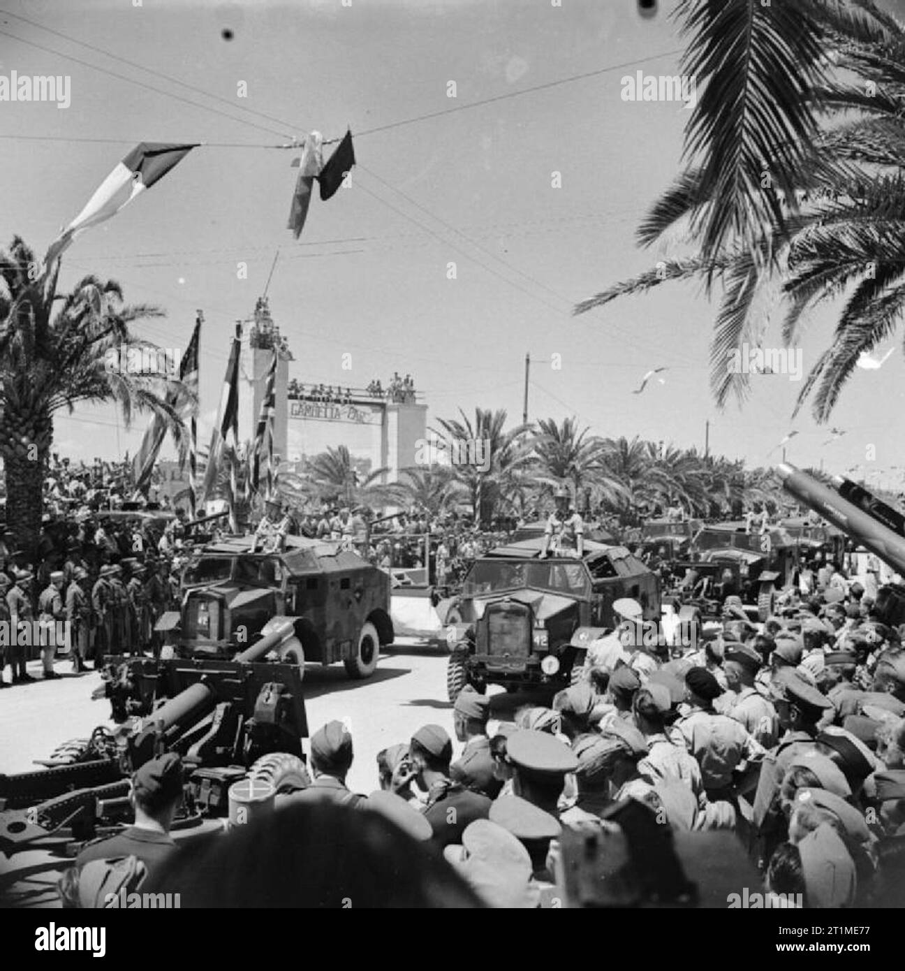 The British Army in Tunisia 1943 25-pdr guns and 'Quad' artillery ...